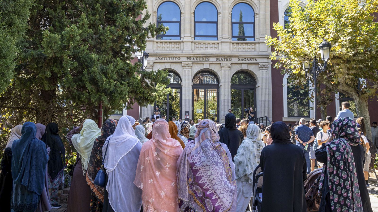 Una sentencia resuelve que prohibir ir a clase con hiyab vulnera la ...