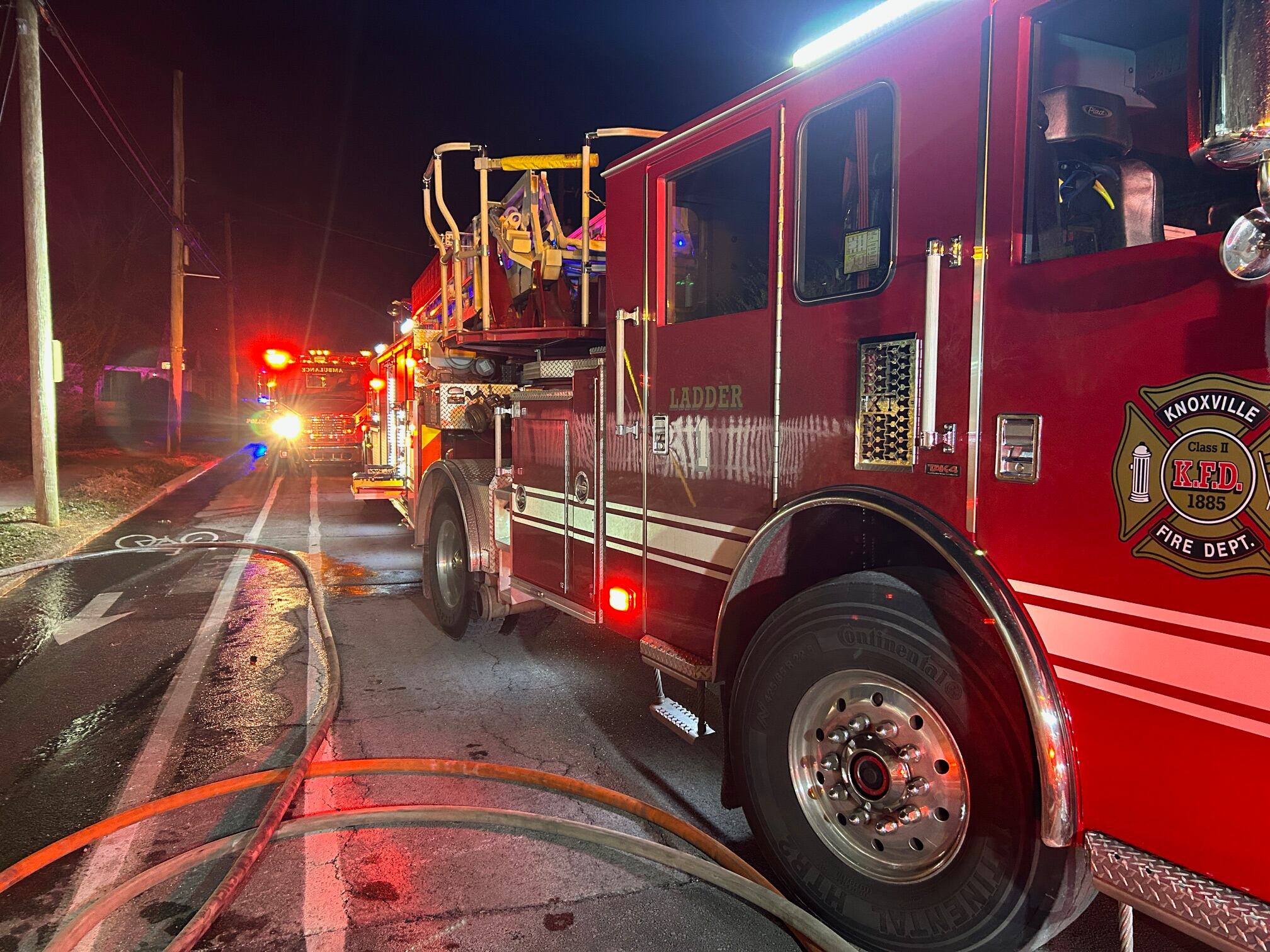 Cold weather adds extra challenge to fighting Knoxville fire