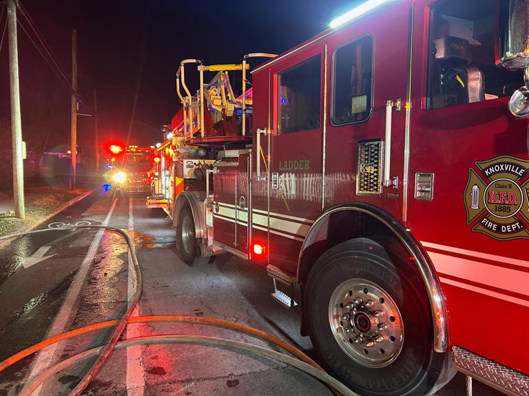 Cold weather adds extra challenge to fighting Knoxville fire