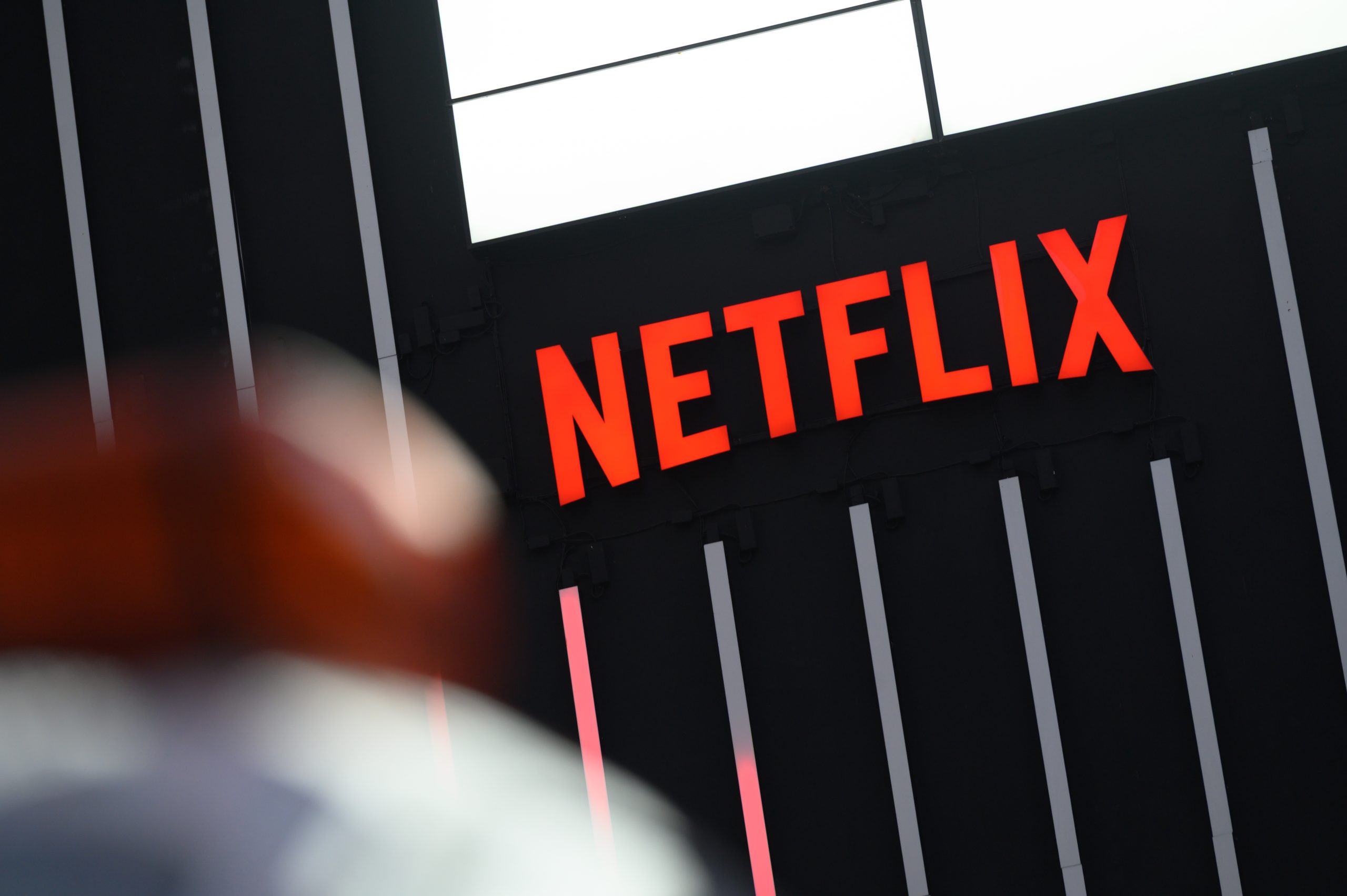 Netflix ya hace películas pensando en la gente que no suelta el celular