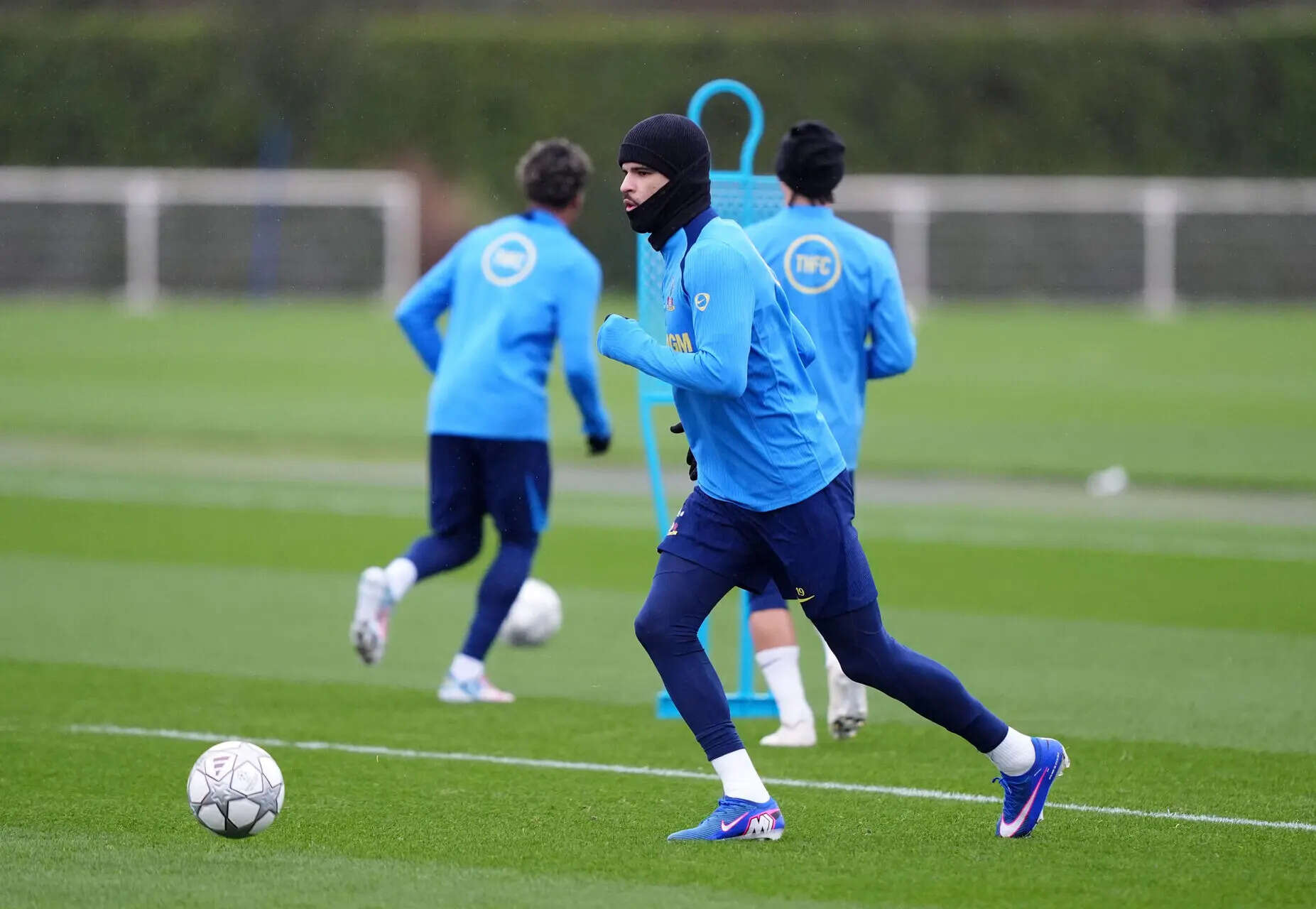 Soccer-top-eight scramble dominates Champions League group climax