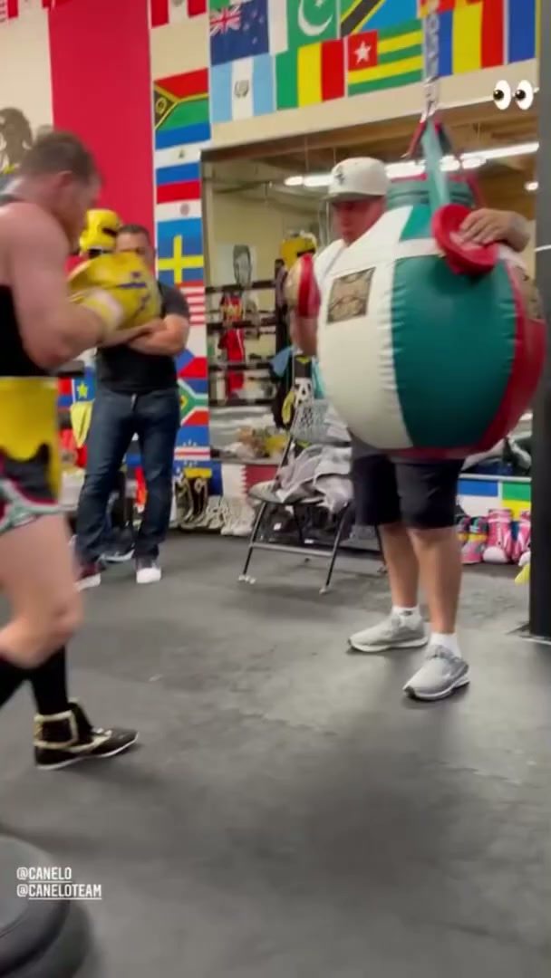 🚨Canelo beating heavy bag like a mad man