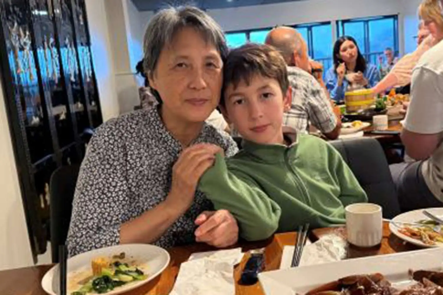 Gifted 10-year-old boy Austen Keith Richardson e a avó Yao Fang são ...