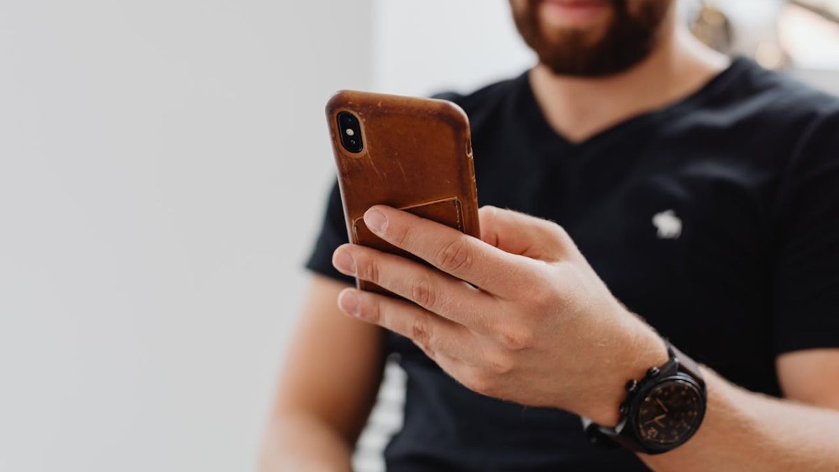 Common indicators of infidelity in long-distance relationships