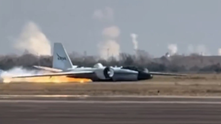Watch Nasa Plane Makes Belly Landing At Ellington Field In Houston