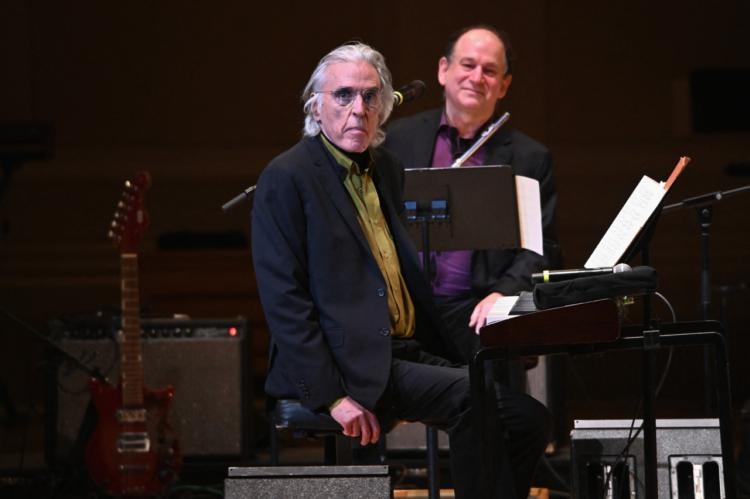 Le compositeur Philip Glass annule sa venue au Kennedy Center après les ...