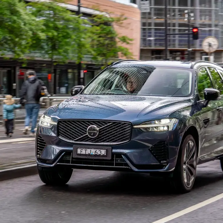 2026 Volvo XC60 Ultra T8 plug-in hybrid dark review