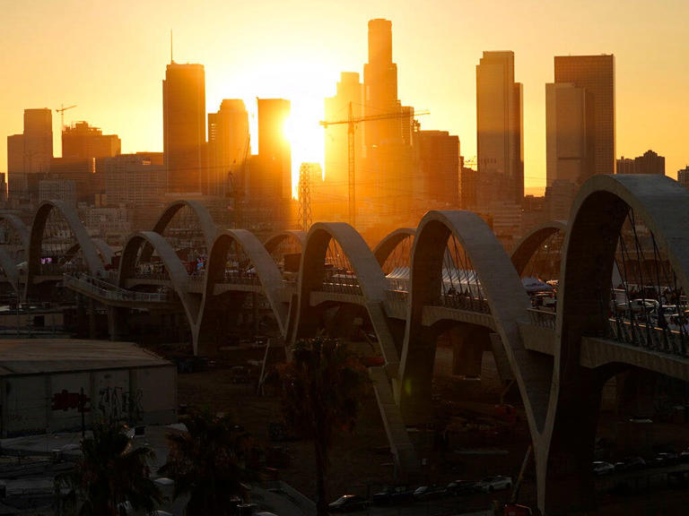 Los Angeles homeowner opens fire on burglary suspects fleeing in Studio ...