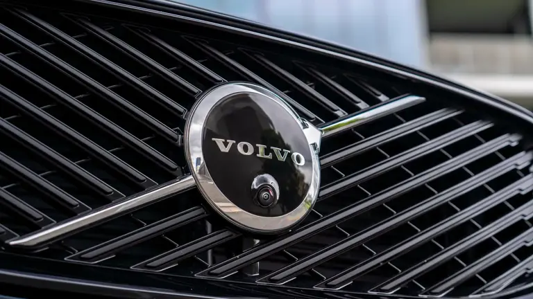 2026 Volvo XC60 Ultra T8 plug-in hybrid dark review