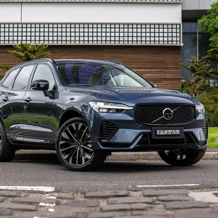 2026 Volvo XC60 Ultra T8 plug-in hybrid dark review