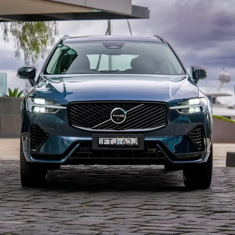 2026 Volvo XC60 Ultra T8 plug-in hybrid dark review