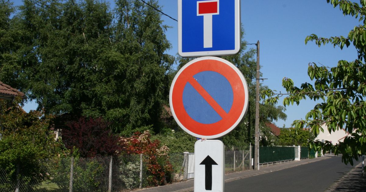 Il installe un faux panneau de stationnement qui se retourne contre lui!