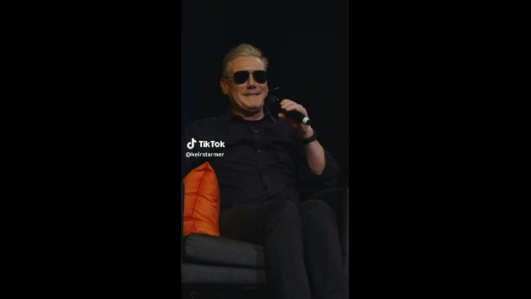 Bonjour! Starmer s'amuse des lunettes de Macron, qui lui répond