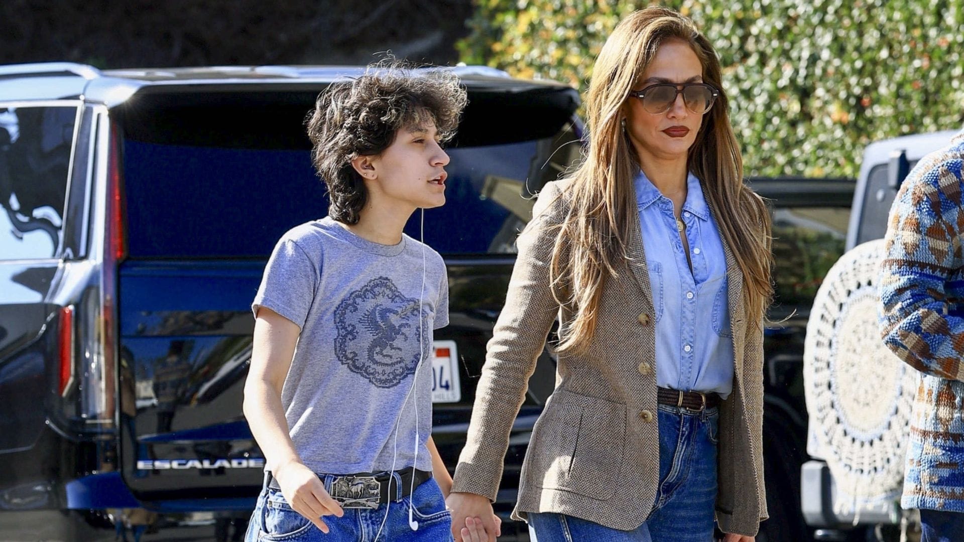 Jennifer Lopez pasea con su hija Emme mientras se alistan para celebrar ...