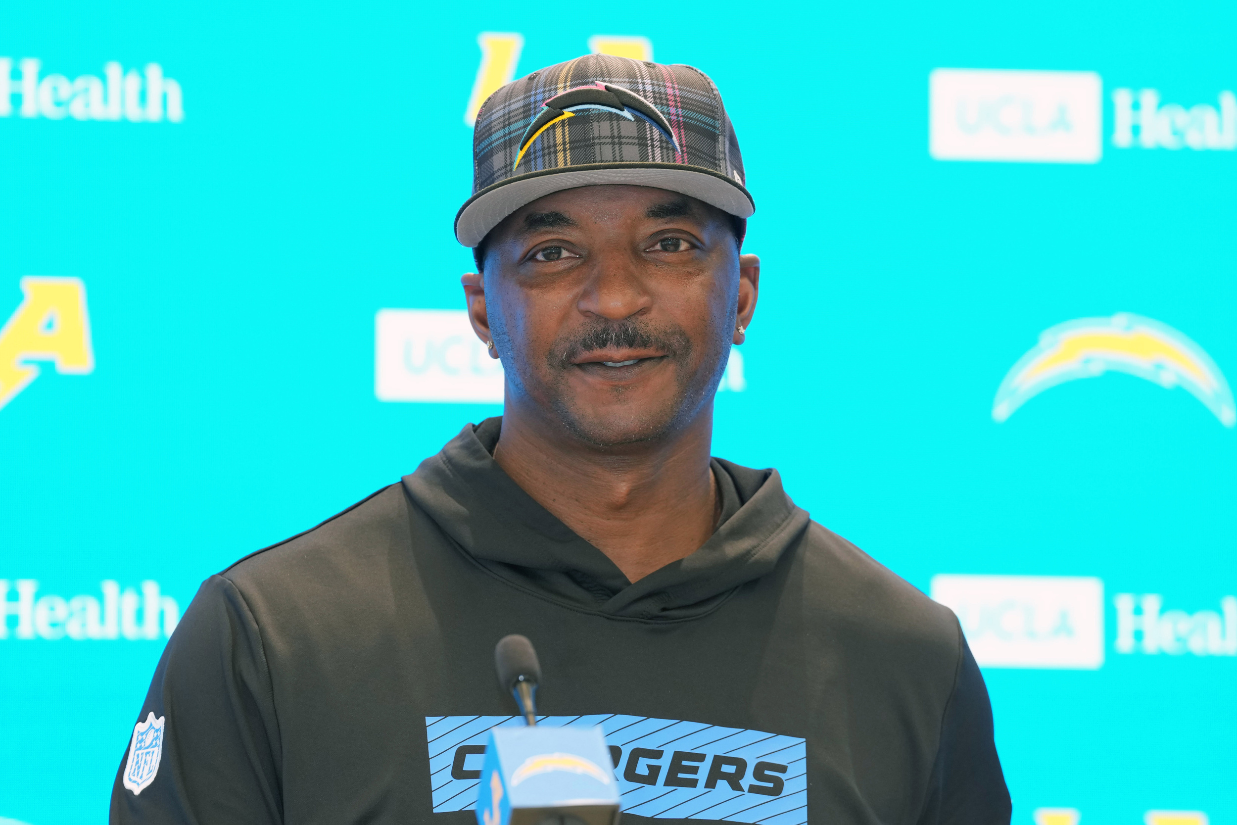 Chargers complete DC interview with DBs coach Steve Clinkscale