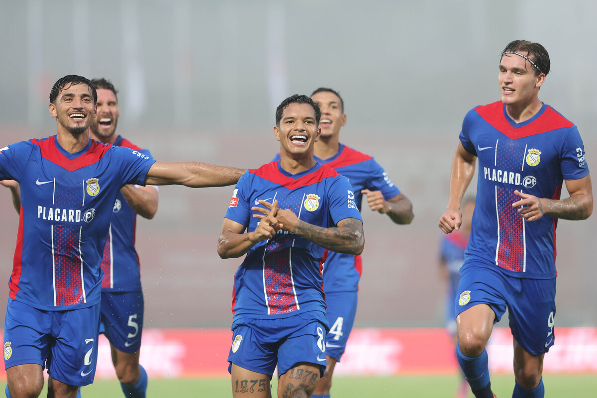 Alex Amorim fechado no Genoa