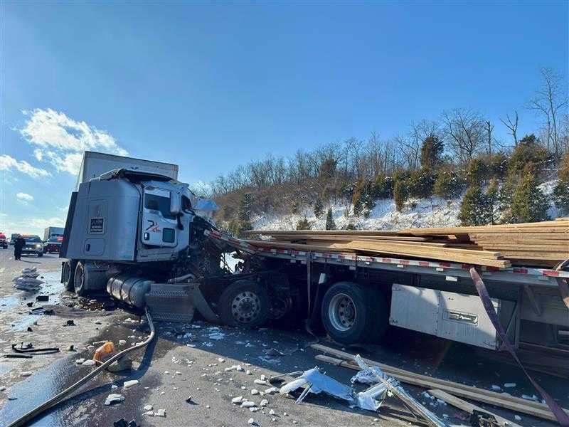2 hospitalized after crash involving 3 semis shuts down I-275