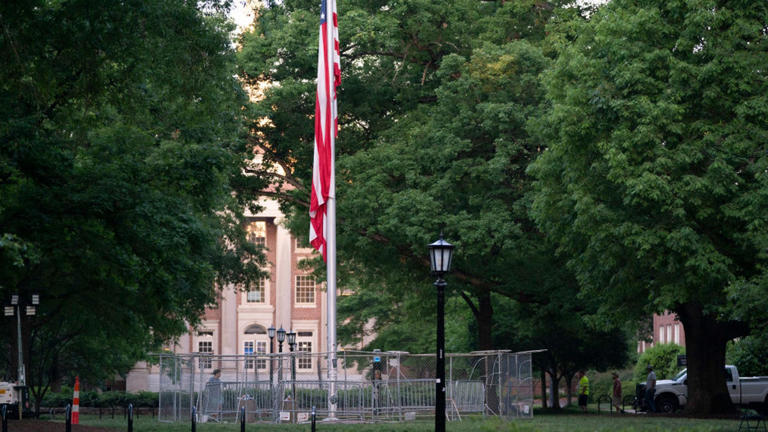 Gov. Greg Abbott orders immediate H-1B visa freeze for Texas state ...