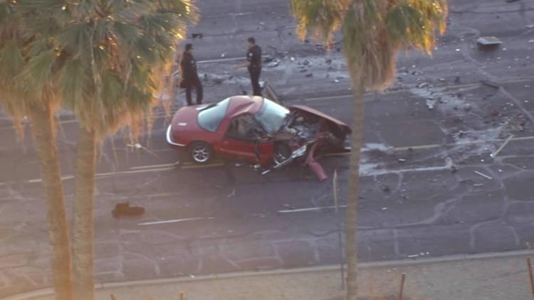 1 dead, 1 injured after Phoenix car crash