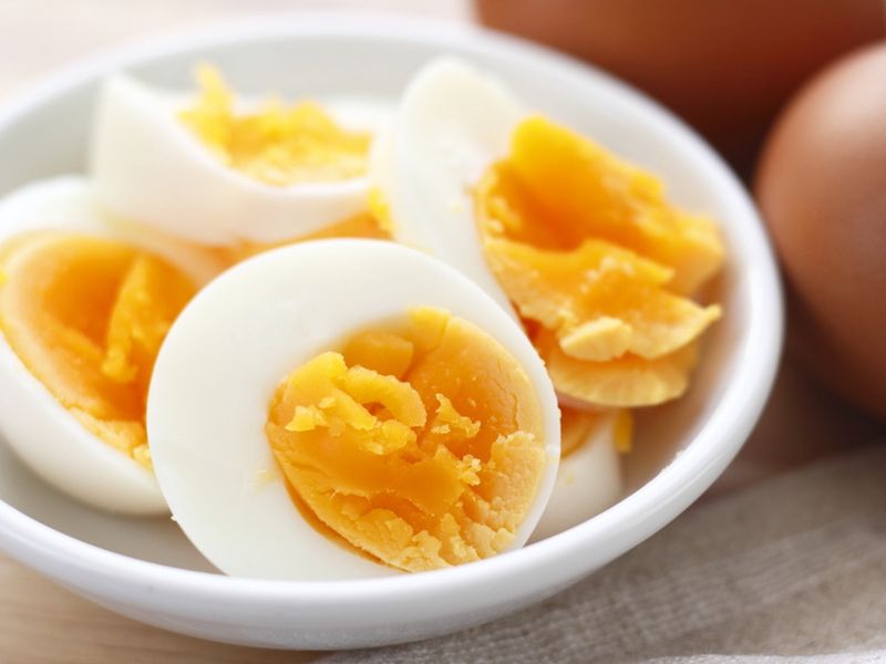 Are omelettes or boiled eggs the better choice for weight loss?