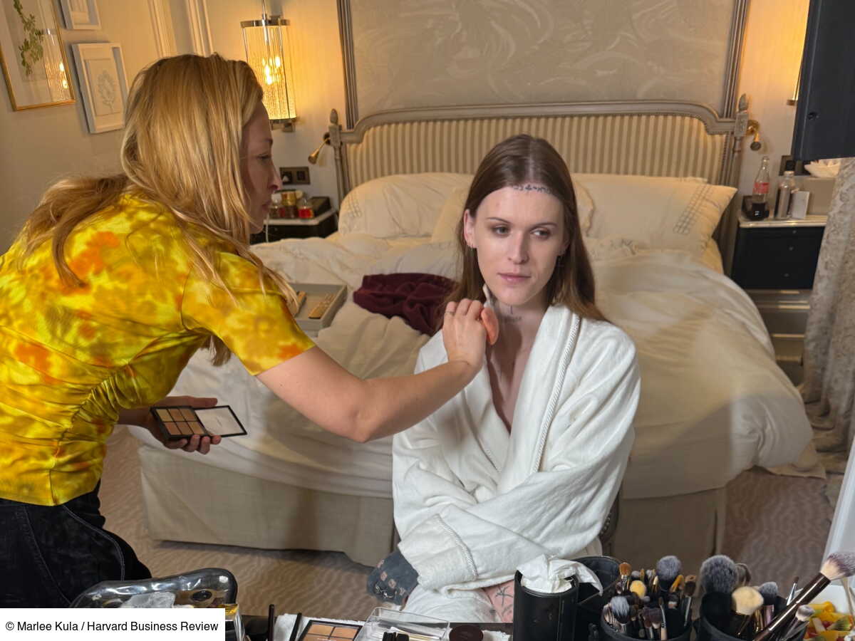 Dans sa suite, Ethel Cain répond à quelques questions avant le premier ...