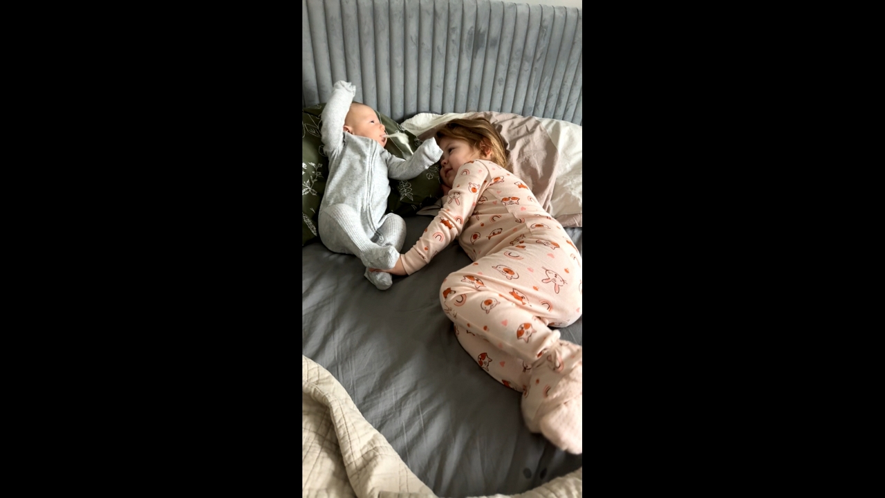 Infant’s sudden movement surprises toddler during playful moment in ...