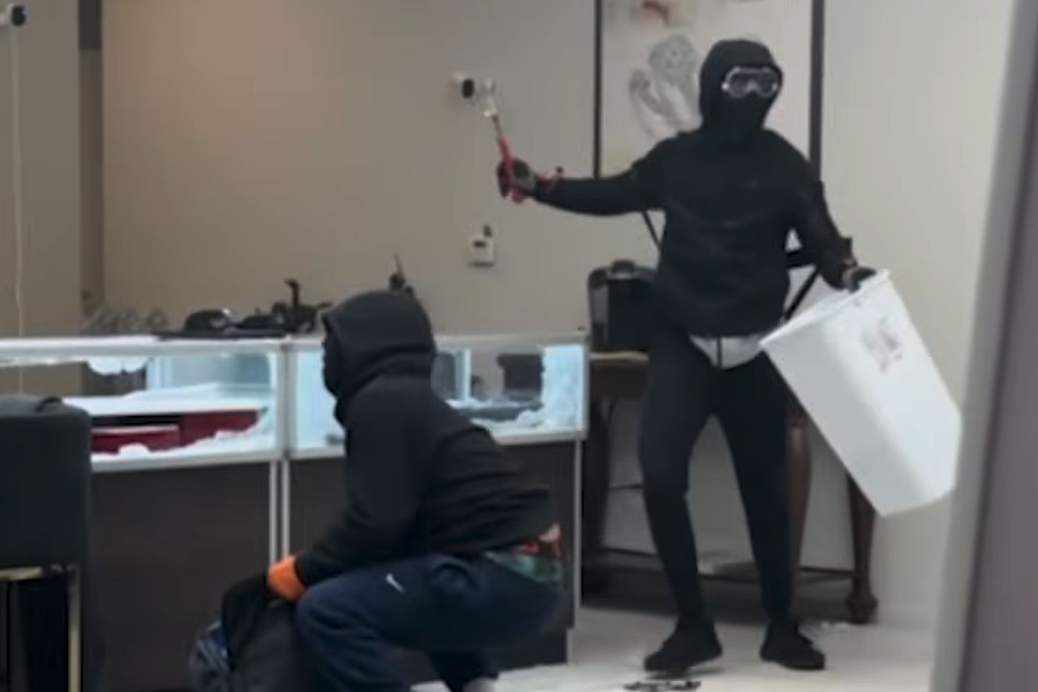 Security footage captures alleged thieves crashing car through jewelry ...