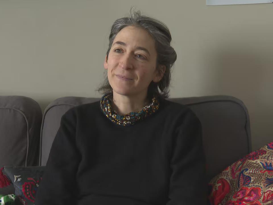 Leur banque abrège leur nom de famille puis bloque une transaction