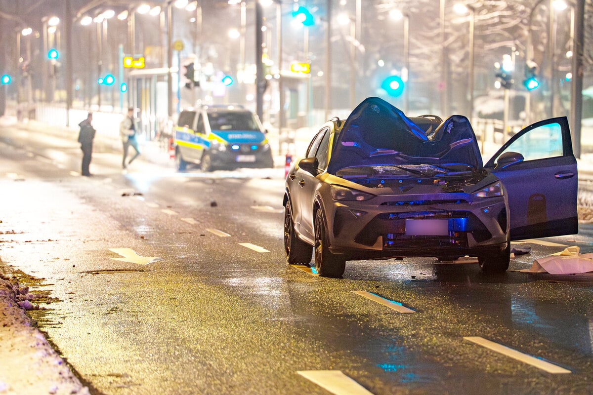Schlimmer Unfall in Frankfurt: Fußgänger wird an Ampel von Auto erfasst ...