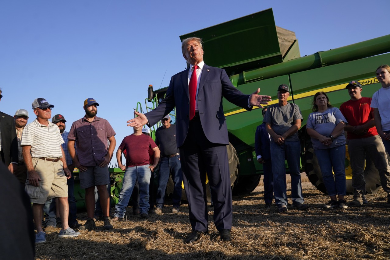 Trump returns to Iowa amid farm struggles
