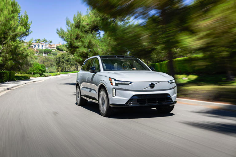 Volvo execs hint at possible 3-row SUV to rival Escalade, suggest ...