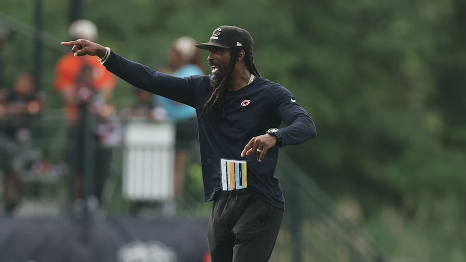 Al Harris on doorstep of Bears return now as teams keep passing on him