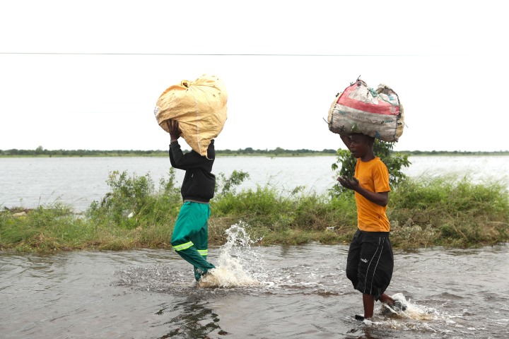 Angola doa 75 toneladas de produtos a vítimas de cheias em Moçambique