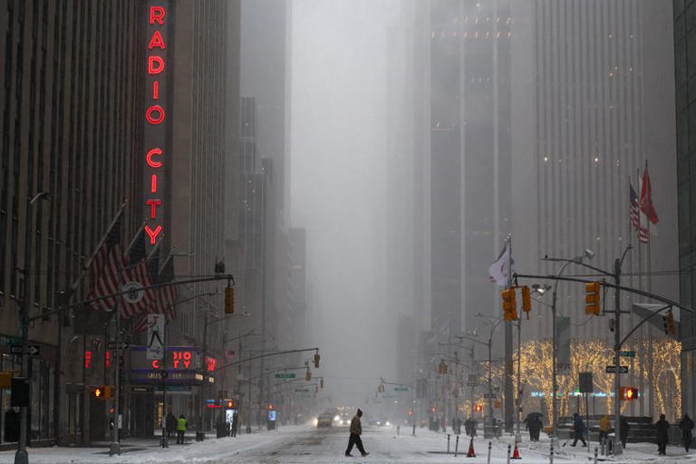 New York warned of 'even bigger' snow storm onslaught within hours