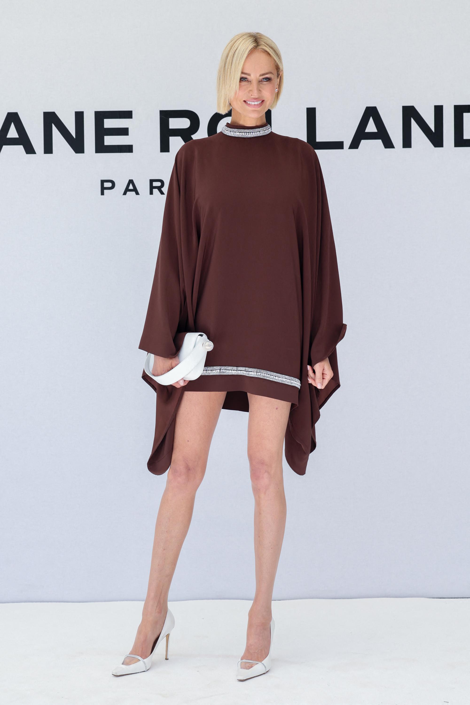 Chez Stéphane Rolland, Adriana Karembeu défile dans une robe blanche ...