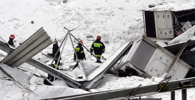 Jan był ratownikiem w zawalonej hali. "Babcia zamarzła na śmierć ...
