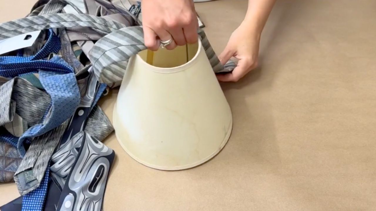 Tie a neck tie around a lamp shade for this brilliant dining room idea!