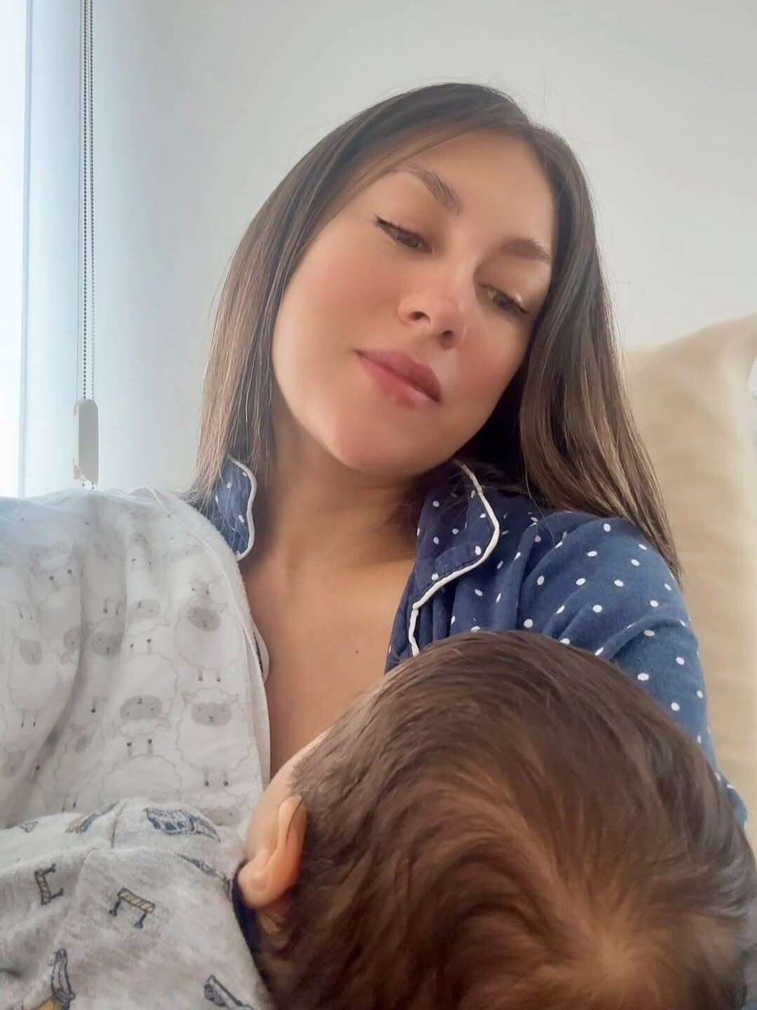 La experiencia de maternar: Andrea Báez celebra los tres meses de su ...