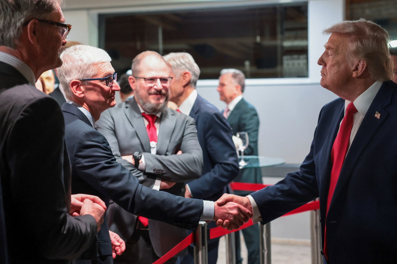 Being a White House VIP thrusts Tim Cook into the political fray