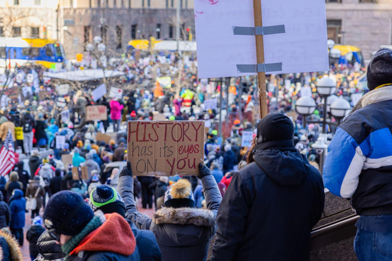 Key Democrat visits Minneapolis, applauds ‘courageous movement’