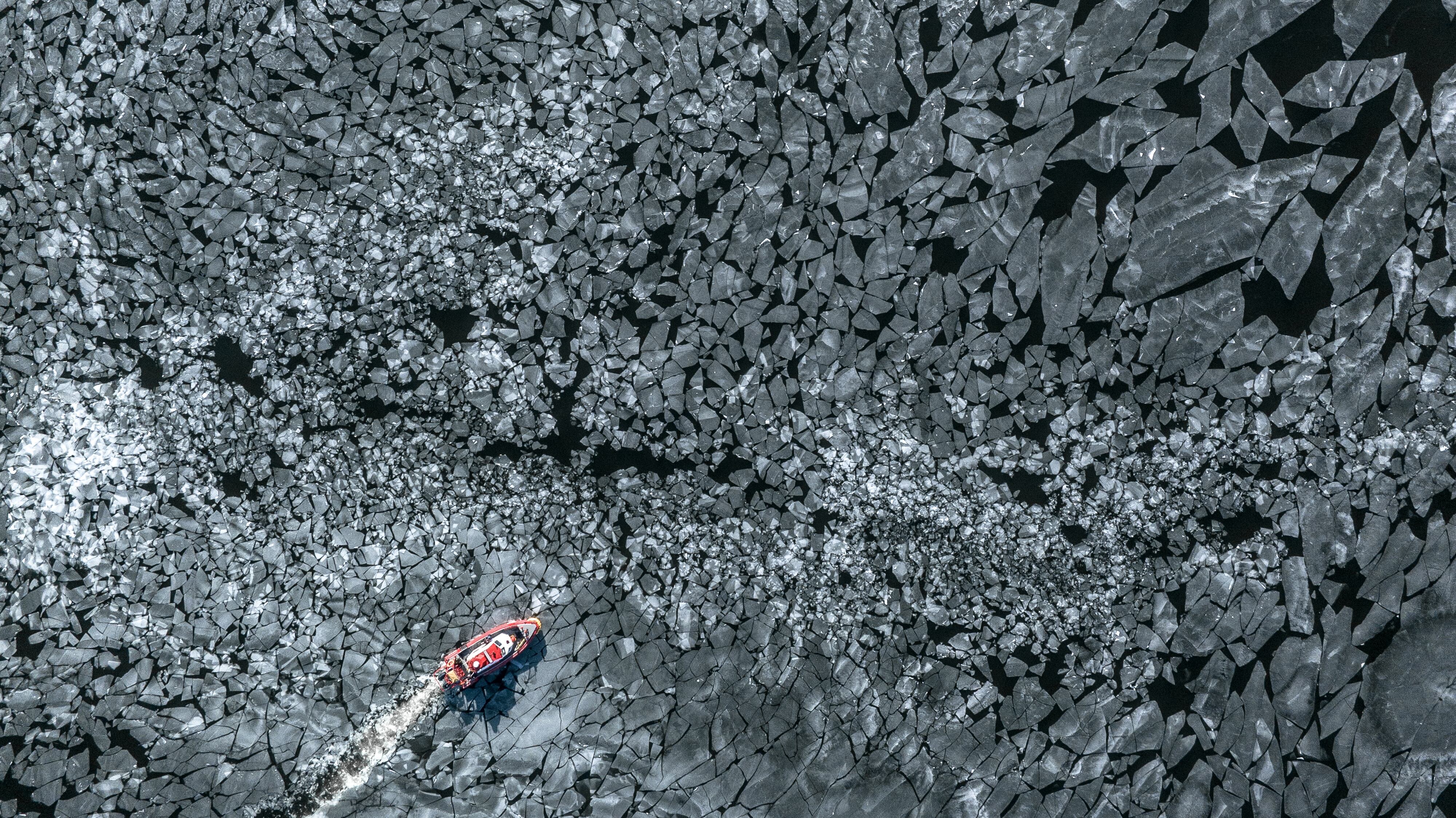 Gwangnaru team breaks Han River ice to maintain routes