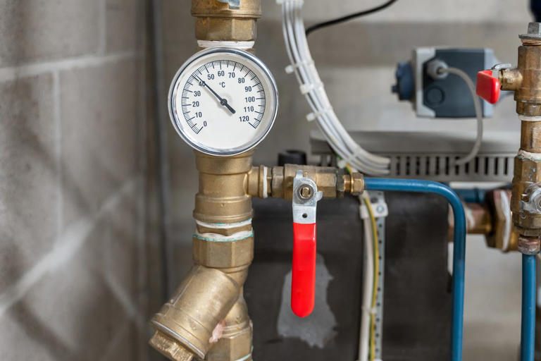 Experts warn these 6 subtle signs could mean your home is slowly ...