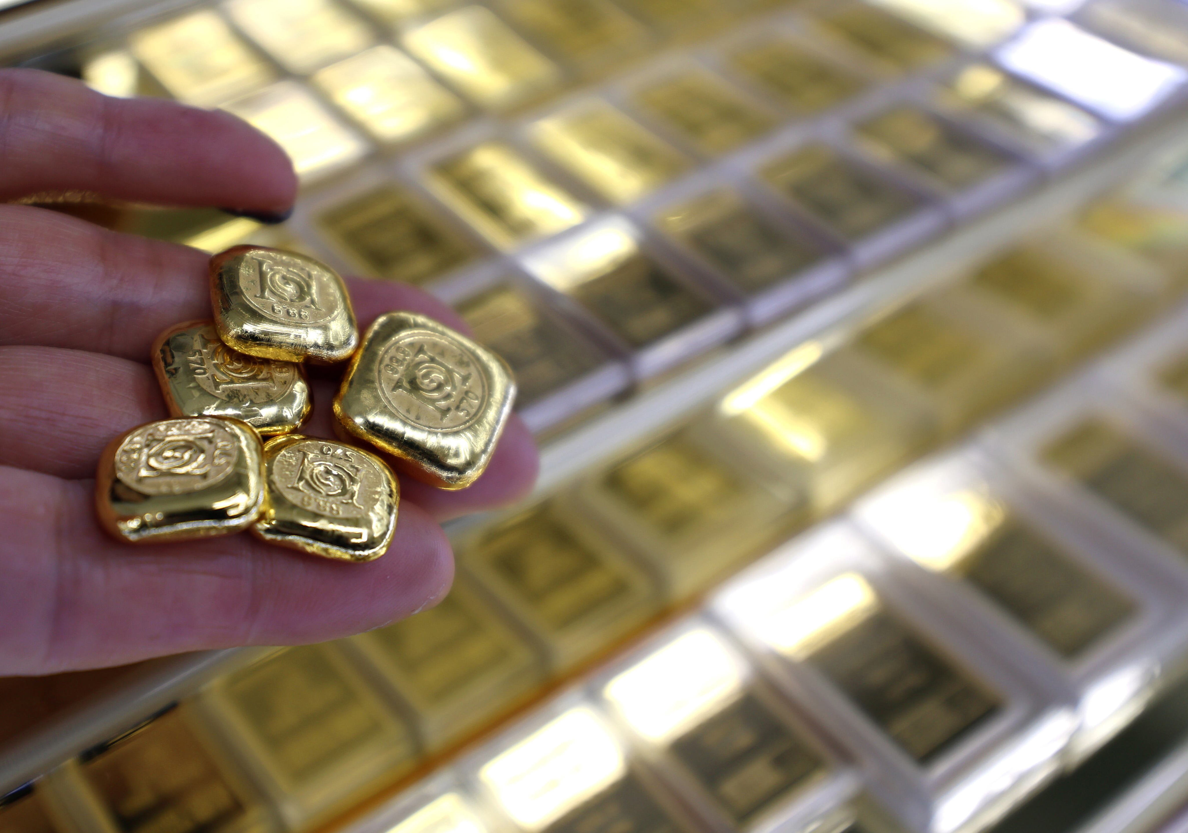 Gold tops $5,000, reflecting global leader distrust