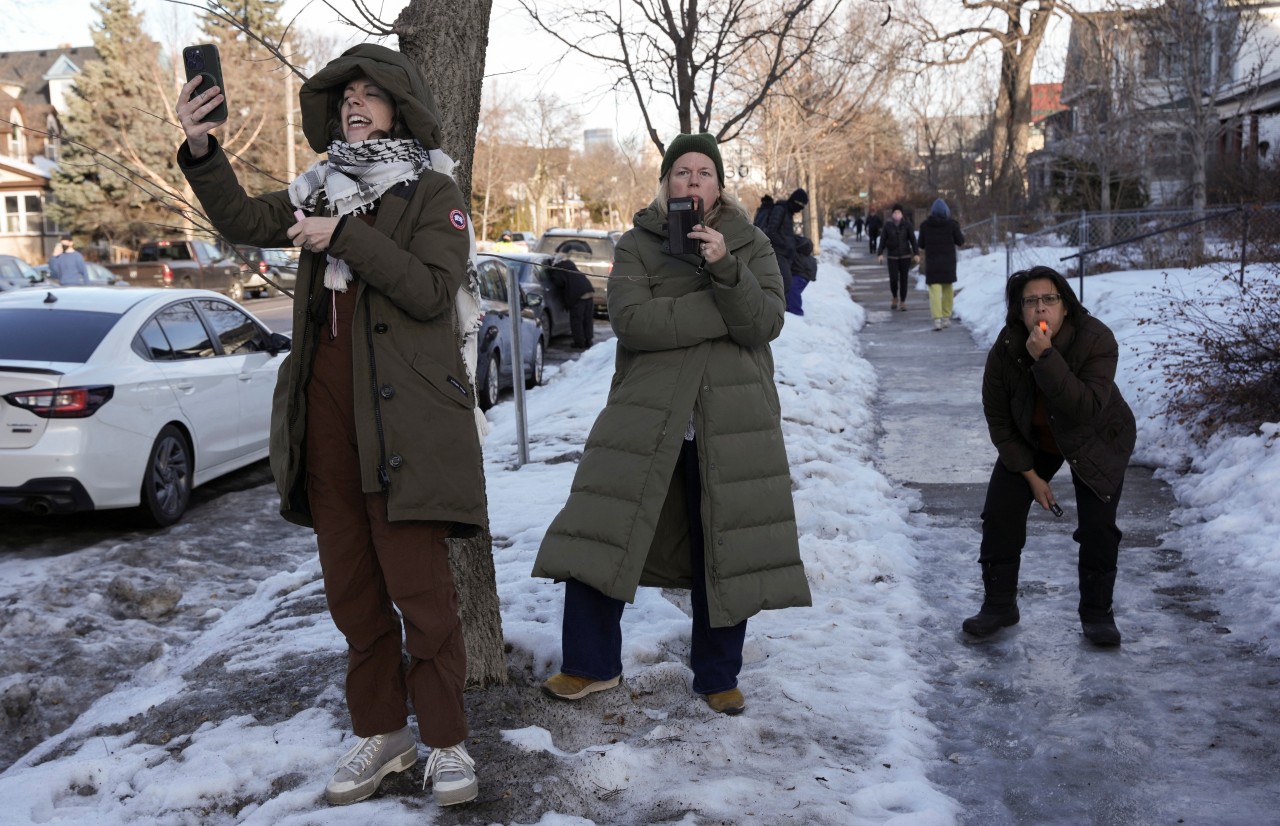 Being a White House VIP thrusts Tim Cook into the political fray