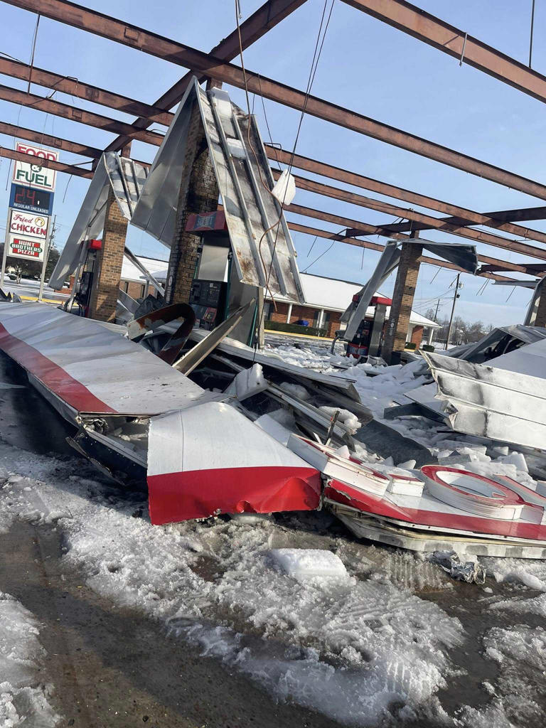 Heavy snow causes canopy to collapse at Greenville gas station