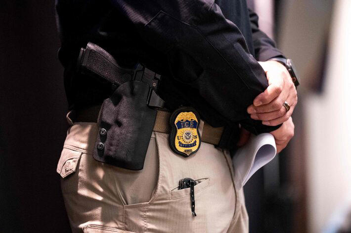 Agente do ICE tenta entrar no consulado do Equador em Minneapolis, nos EUA
