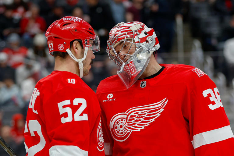 Patrick Kane ties Mike Modano as top US scorer, but Red Wings fall