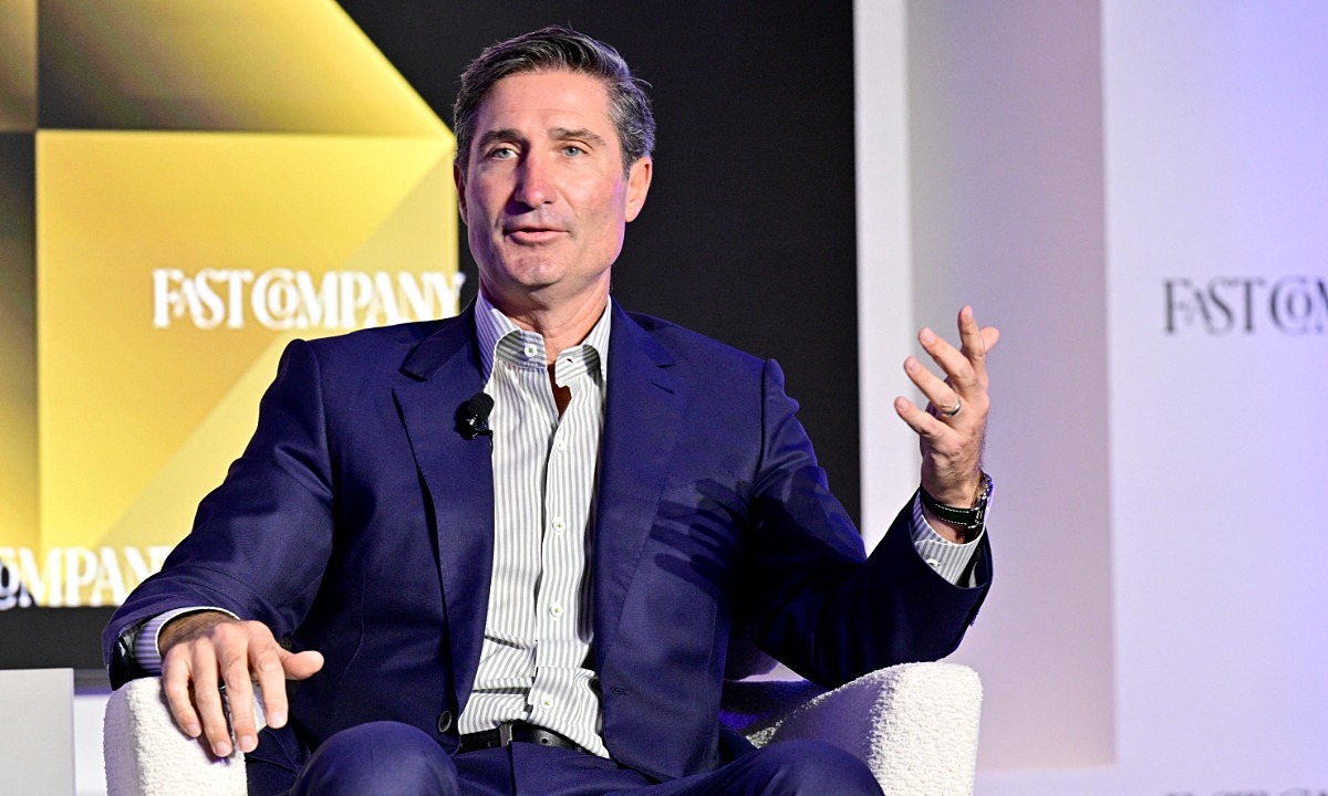 Starbucks lifts $250,000 private jet travel cap for CEO