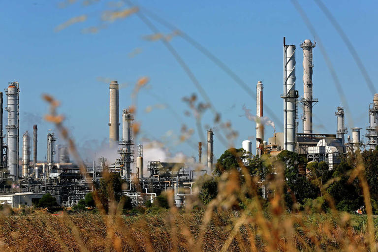 Strong odors and flares reported at 2 Bay Area refineries on the same day