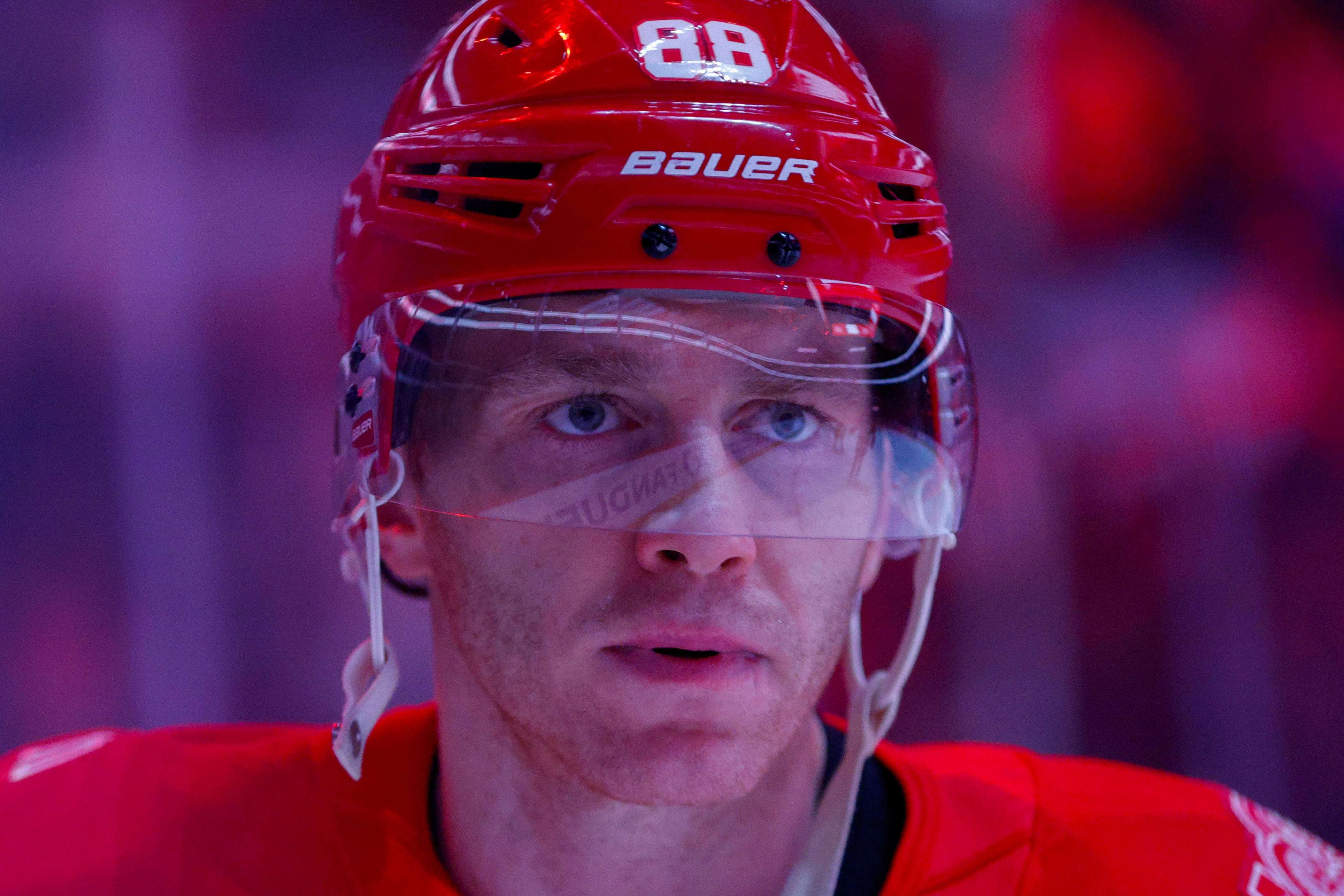 Patrick Kane ties Mike Modano as top US scorer, but Red Wings fall